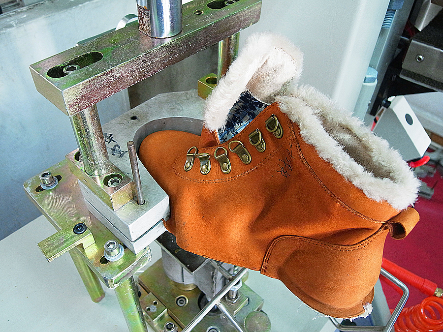 Toe Cap Molding Machine - Elitech Shoe Making Machines | Shoe Machines