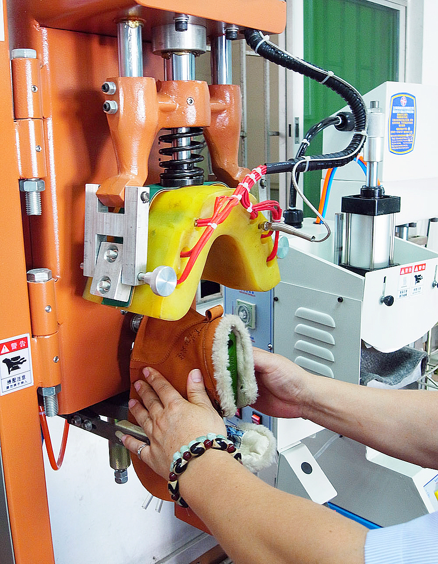 Back Part Molding Machine - Elitech Shoe Making Machines | Shoe Machines